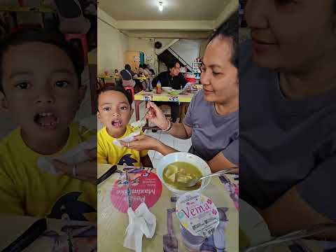 Dek Bhim makan soto ayam