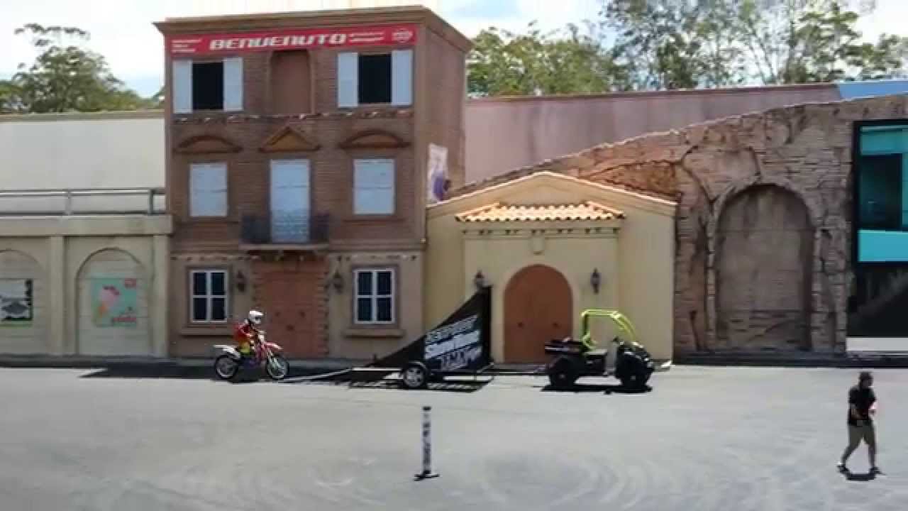 Movie World - Gold Coast - Stunt show - Part 1 - YouTube