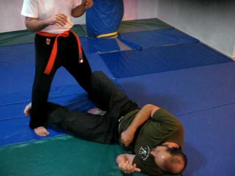 Moshe Katz Ground Fighting, IKI Krav Maga - YouTube