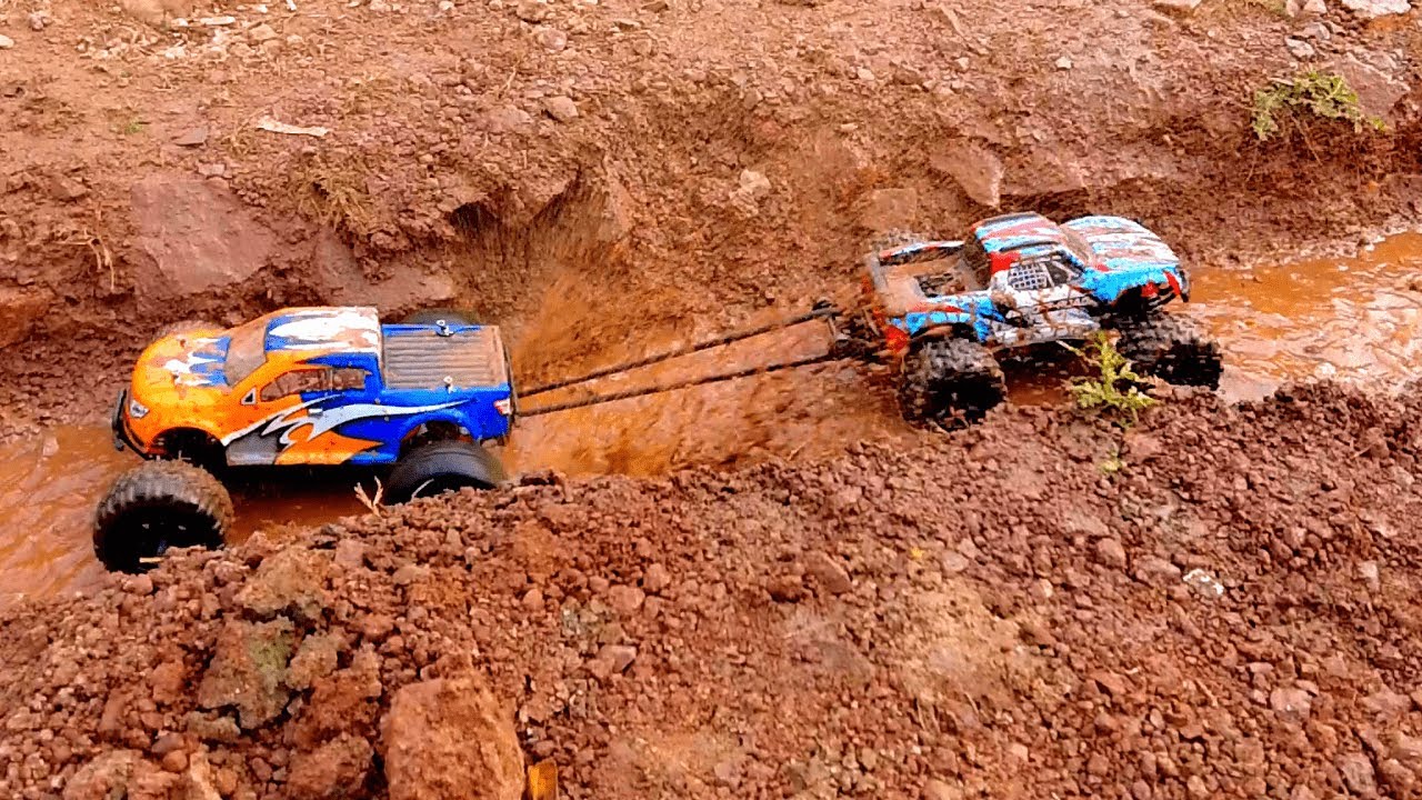 RC Trucks MUD Tug of War - YouTube
