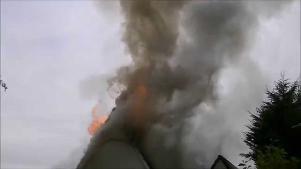 [24-9-2014] Eerste beelden uitslaande woningbrand met aankomst ...