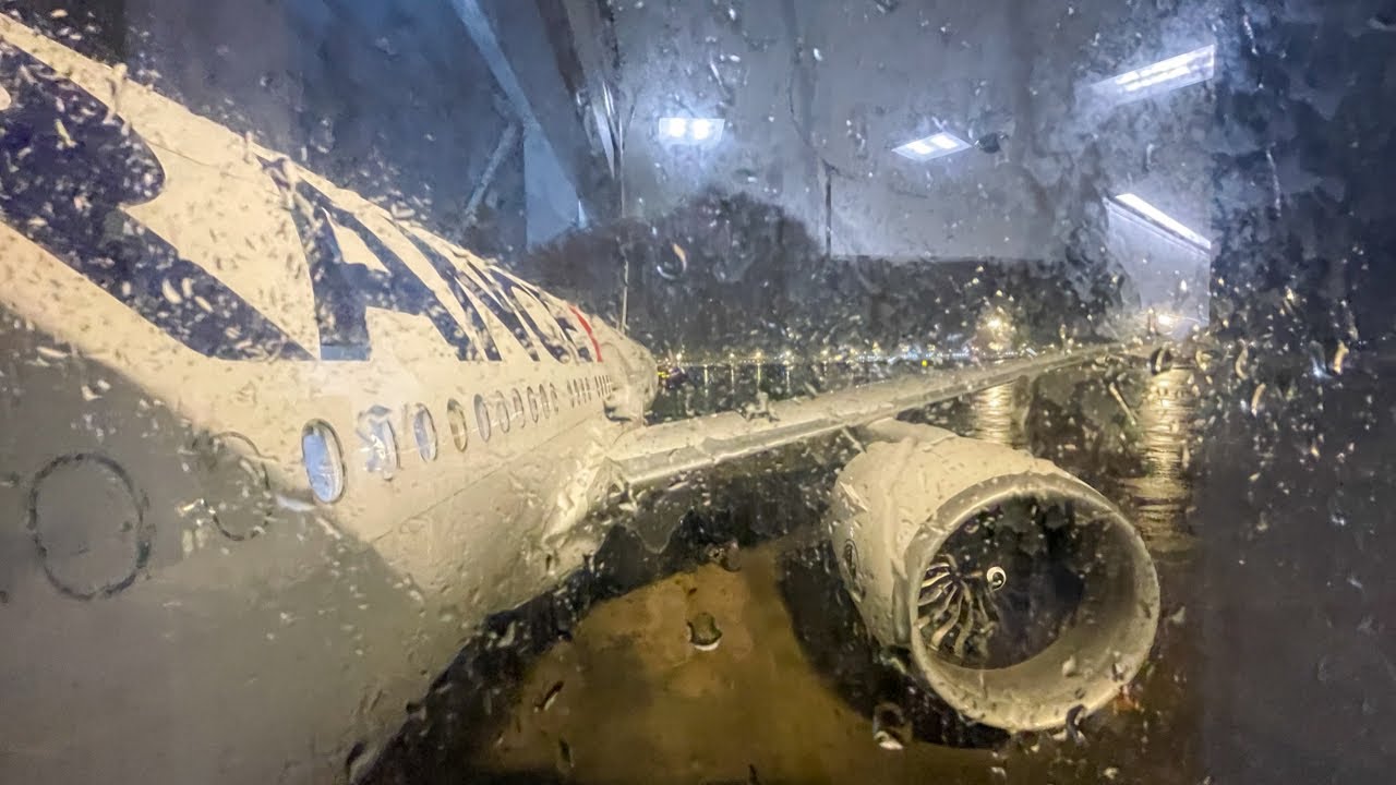 *Windy approach due to Typhoon Kong-Rey* Air France Boeing 777-300ER ...