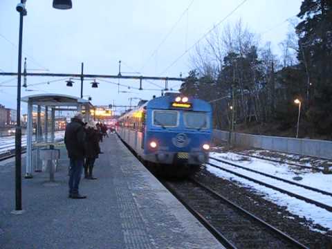 SL X10 Pendeltåg ankommer Spånga station - YouTube