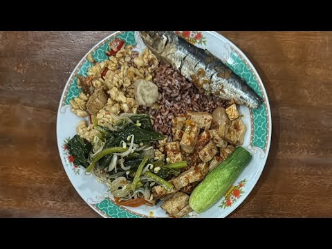 Makan pakai ikan pindang, bakso, tahu bejek, sayur dan timun 🤤🔥 - YouTube