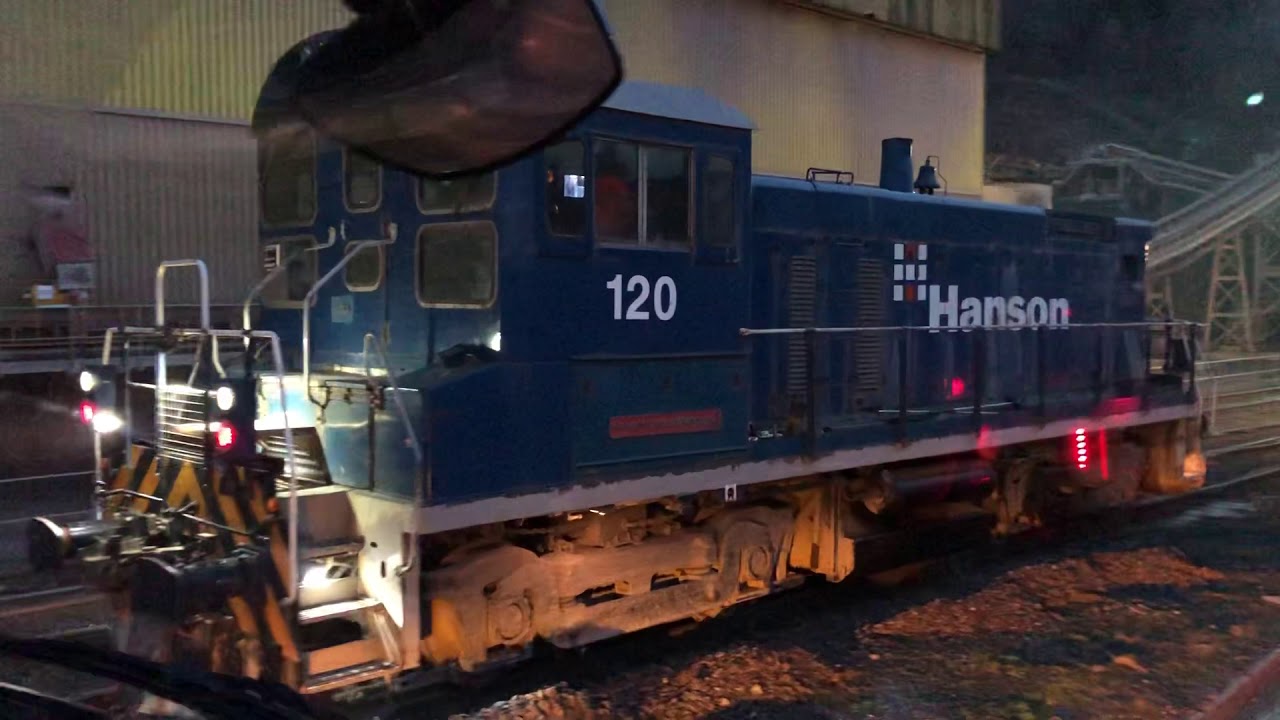 EMD SW1001 switcher early morning switching in Whatley quarry 6am 22/12 ...