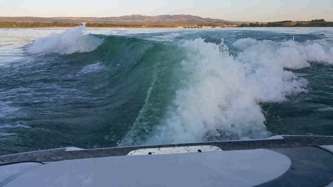Surf wake 2005 nautique 211 before and after surf plate deployed - YouTube