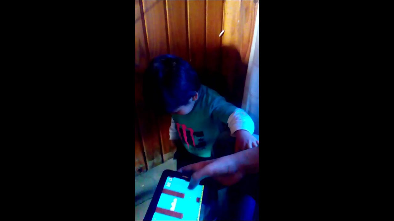 bebe riendo con el juego pou - YouTube