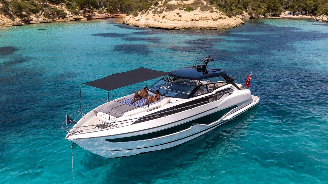 Sunseeker Superhawk 55 hosts fun in the sun - YouTube