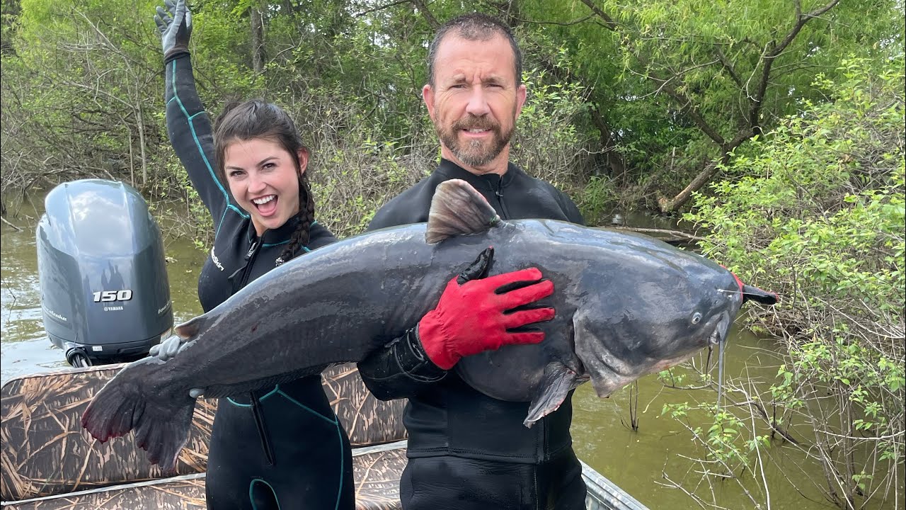 CATFISH NOODLING: Grabbing Our First Fish of the Year! 50lb Blue Cat ...