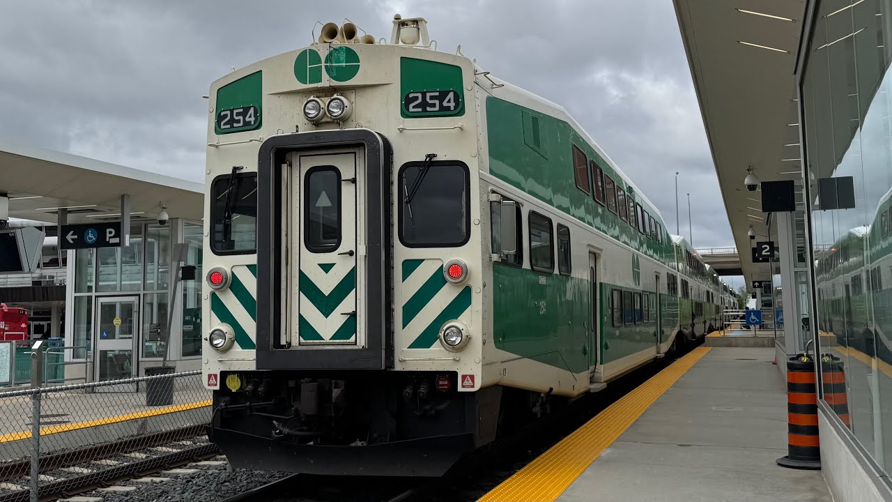 [4K] GO Transit - Kennedy GO (Bombardier Bilevel Series VIII 253) - YouTube