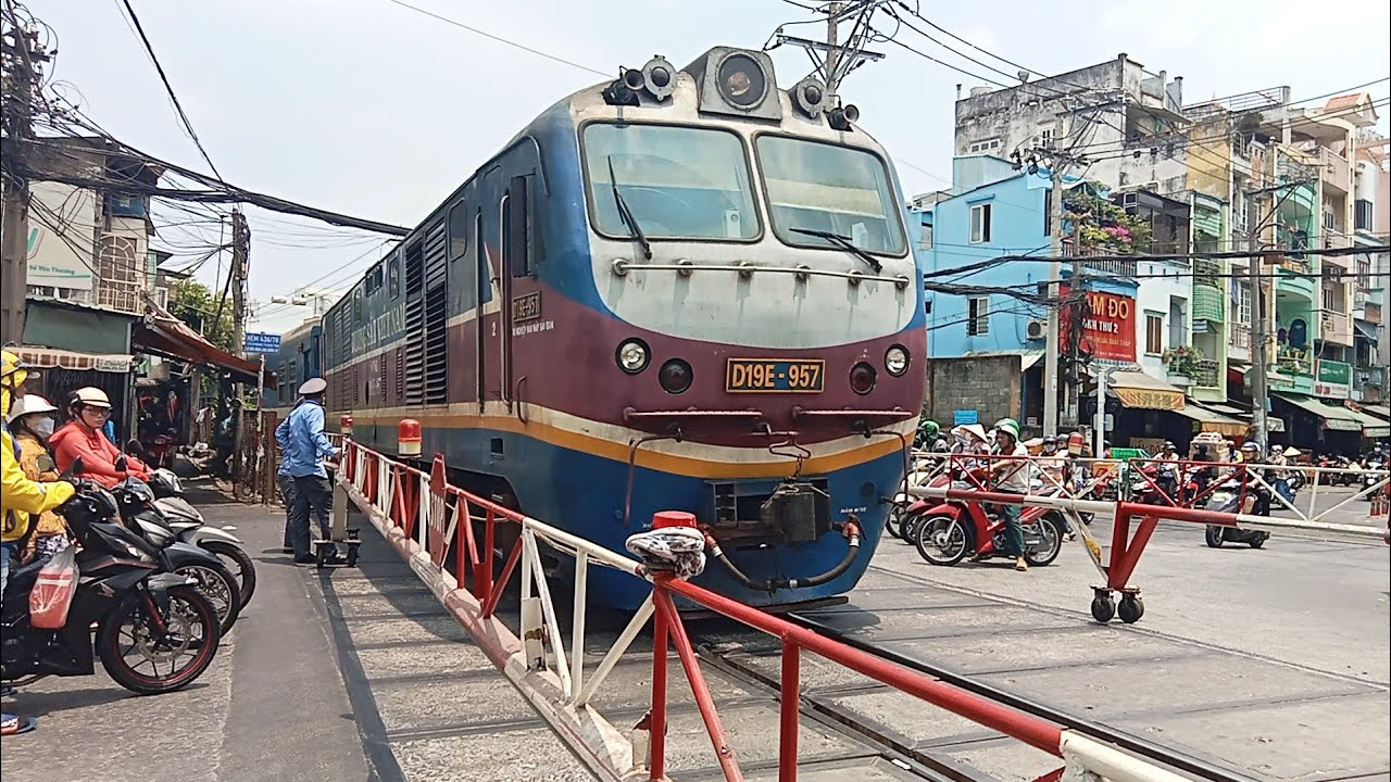 [254] D19E 957 kéo tàu S7502 rời ga Sài Gòn | Sài Gòn - Giã (12:36 - 14 ...