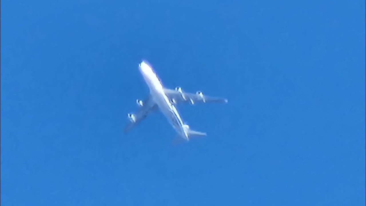 Boeing 747 flying over - YouTube