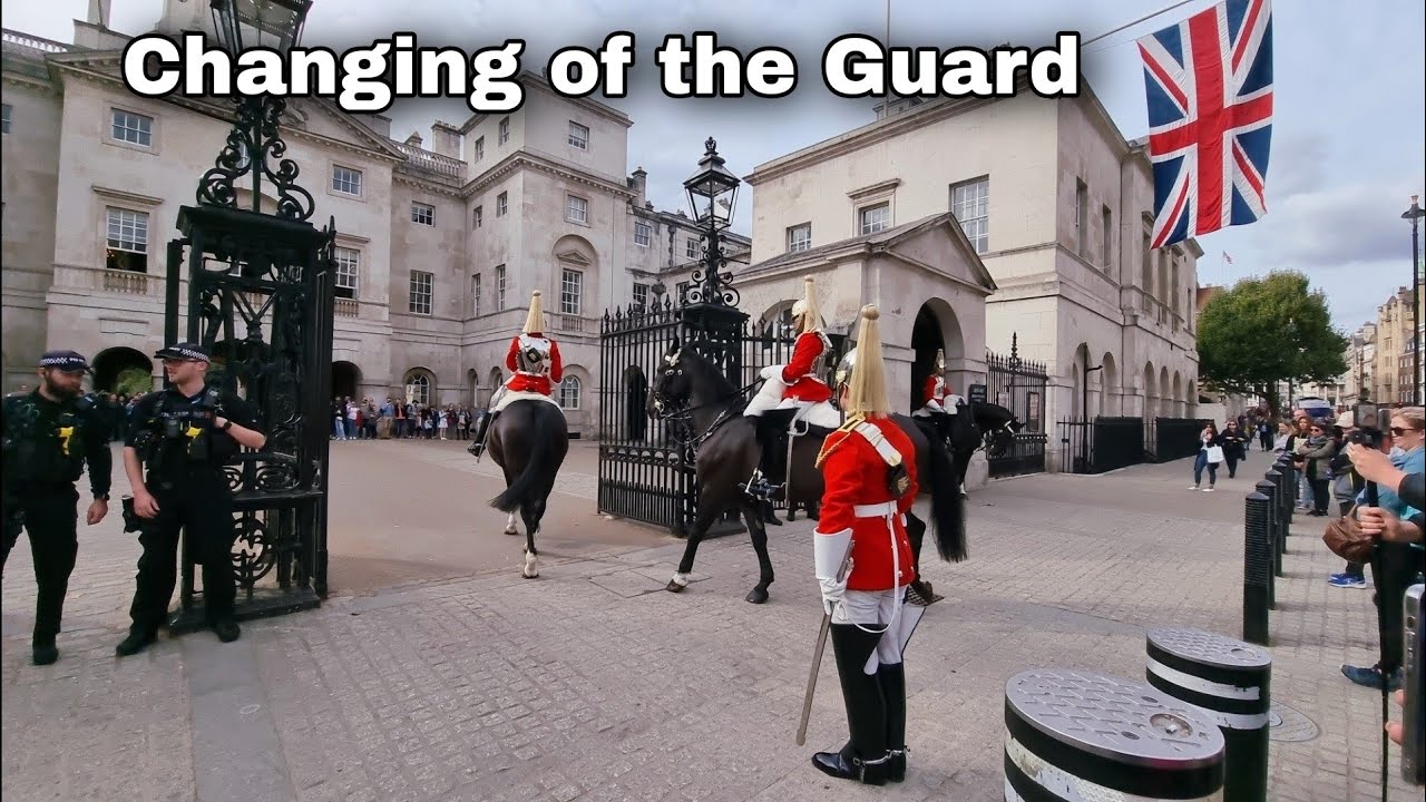 Armed London Police guarding King's Guard 💂‍♂️ - YouTube