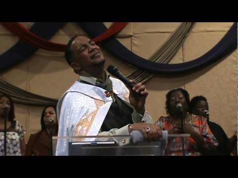 Bishop Jeronn C. Williams Singing...I'm Available - YouTube