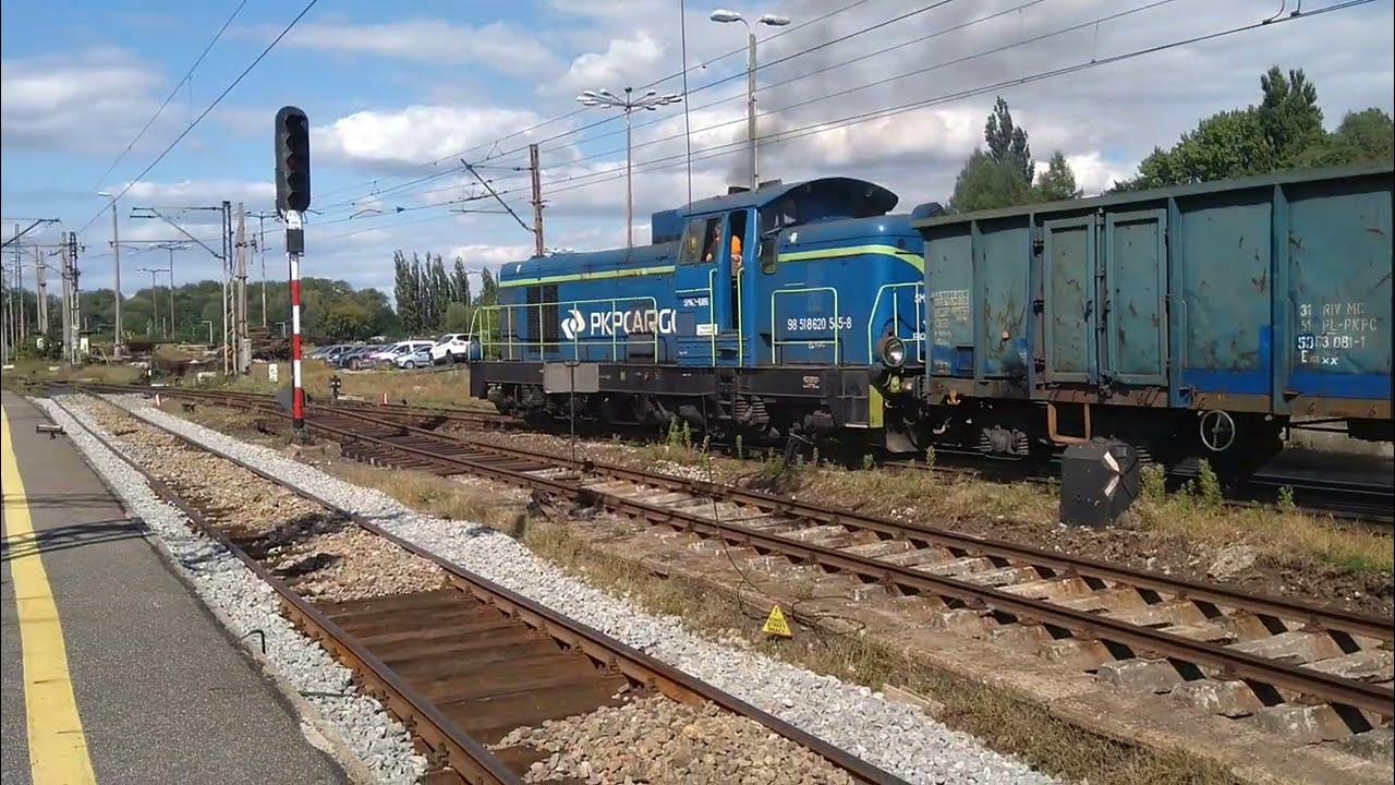 Bielsko-Biała Główna, odjazd lokomotywy SM42-1086 PKP "Cargo" z węglarkami - YouTube