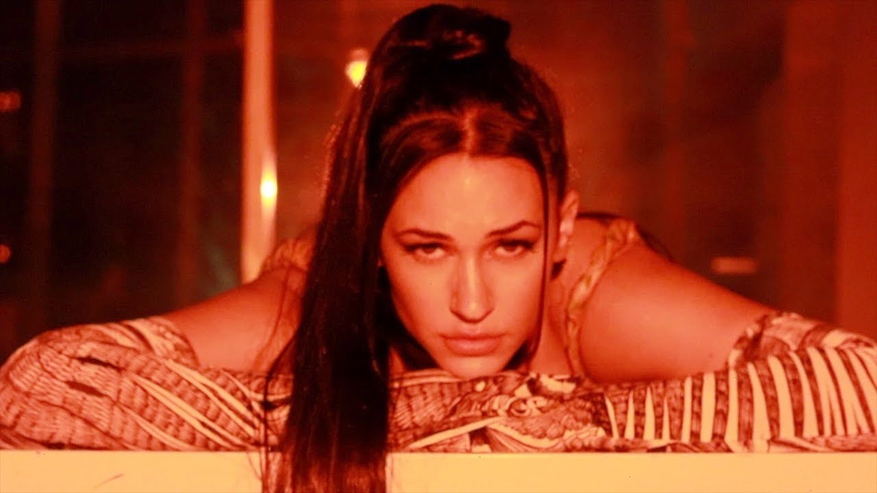 Kat Dahlia - Si Yo No Voy (Official Music Video) - YouTube