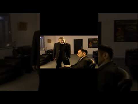 Ben Gaz Maskesiyle Gül Koklamam Yegenim