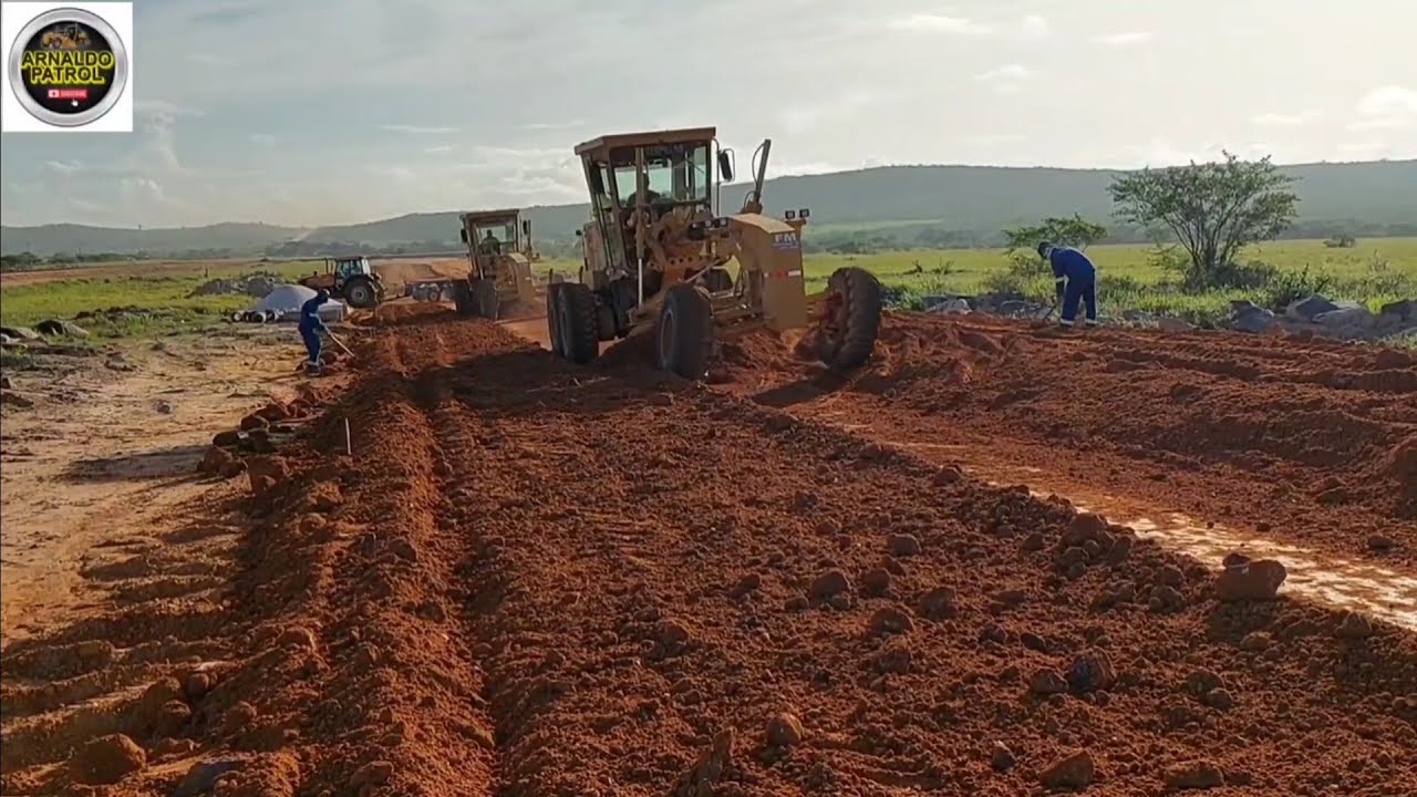 Motoniveladoras caterpillar tombando material/grader/patrola/ - YouTube