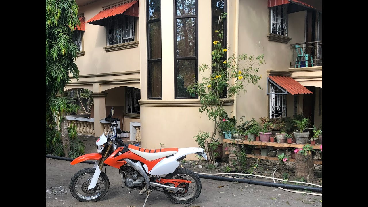 Changing the oil on my Chinese RUSI Motorcycle. - YouTube