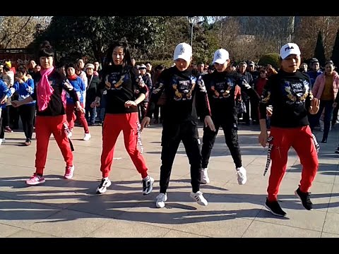 Not just Chinese Dama doing square dancing 广场上并非都是大妈 ليس فقط جدتي ترقص ...