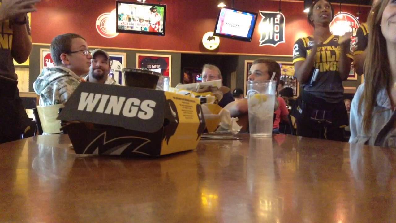 BWW's. Sang Happy Birthday to me! - YouTube
