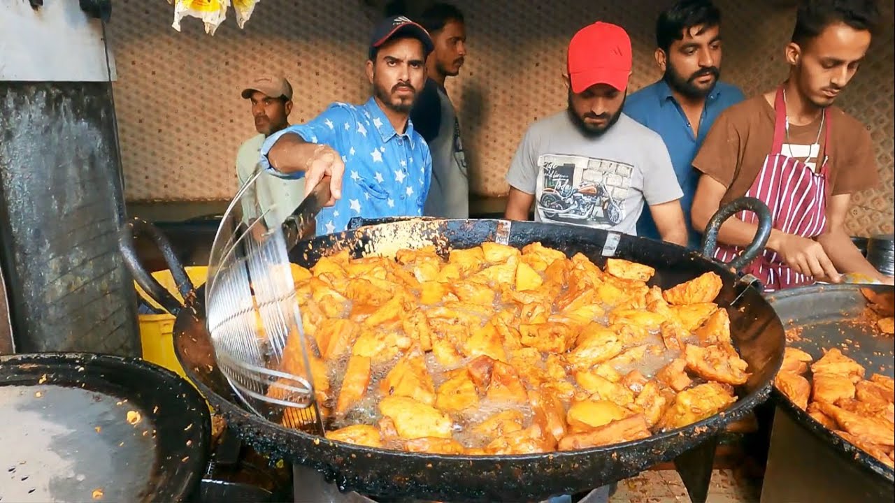 GOLDEN BREAD SANWICH | Crispy Aloo Bread Pakora Making | Karachi Street ...