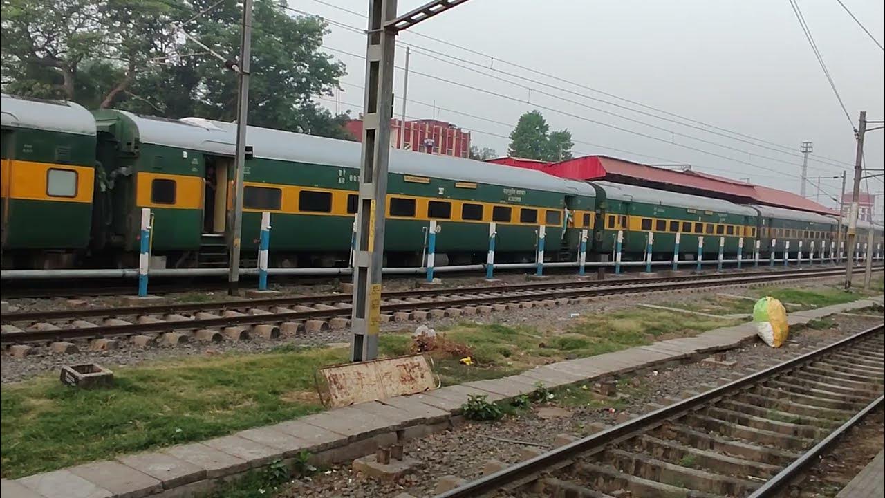 12436 DN Anand Vihar Terminal Jaynagar Garib Rath Express arriving at Danapur Railway Station ...