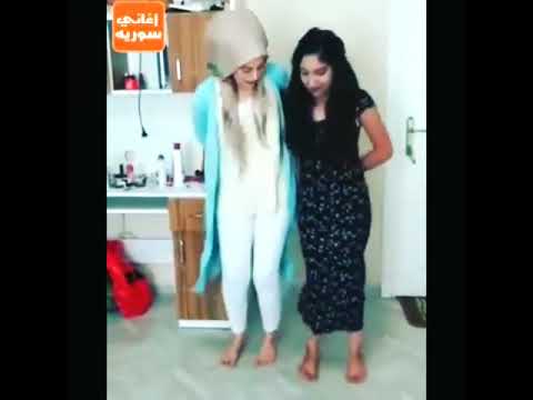 Kizlara arap halayi cekiyor