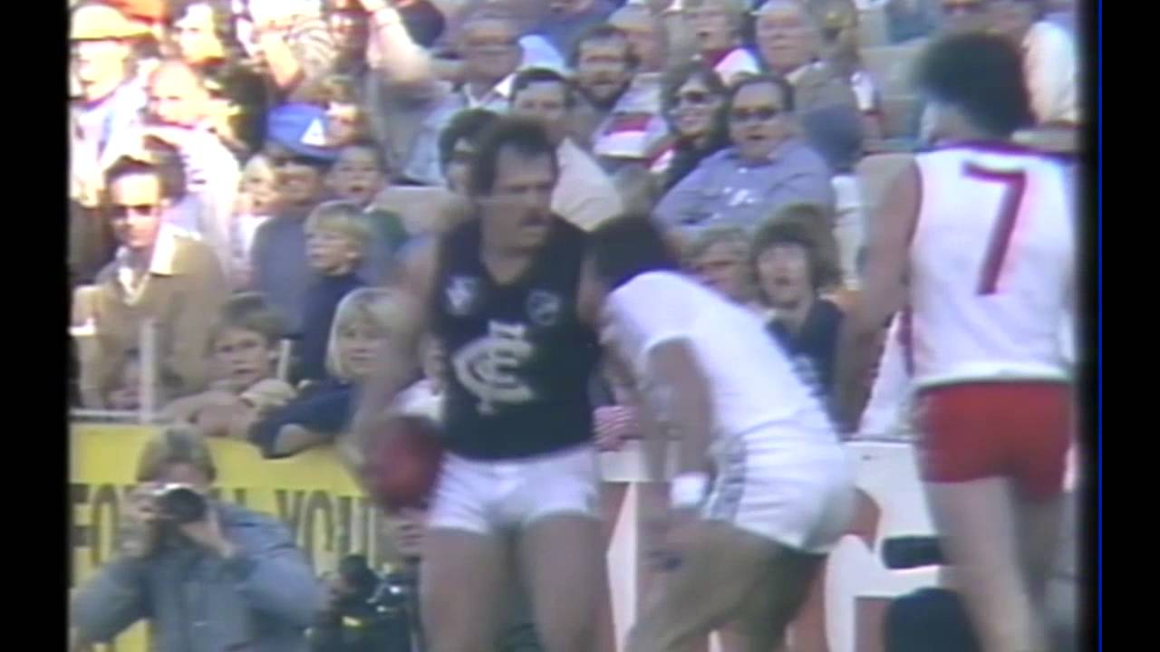 Wayne Harmes on the boundary line - 1982 round 19 - YouTube