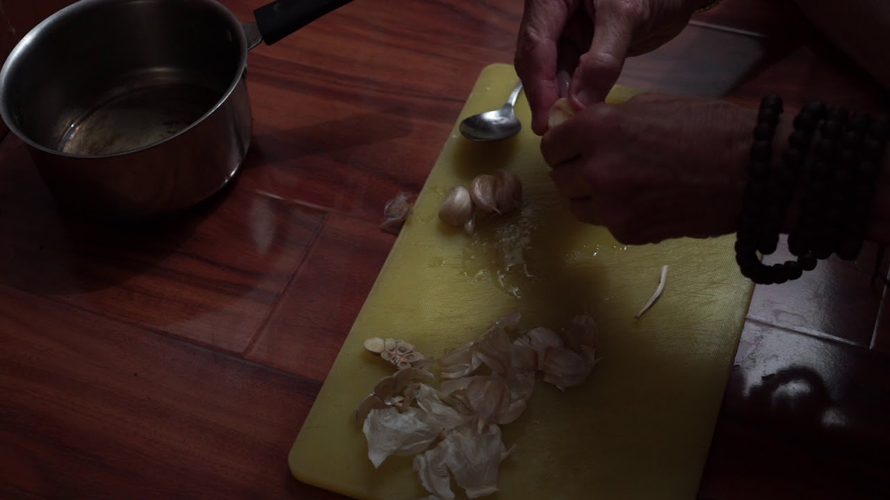 How to Eat Raw Garlic, Part One - YouTube