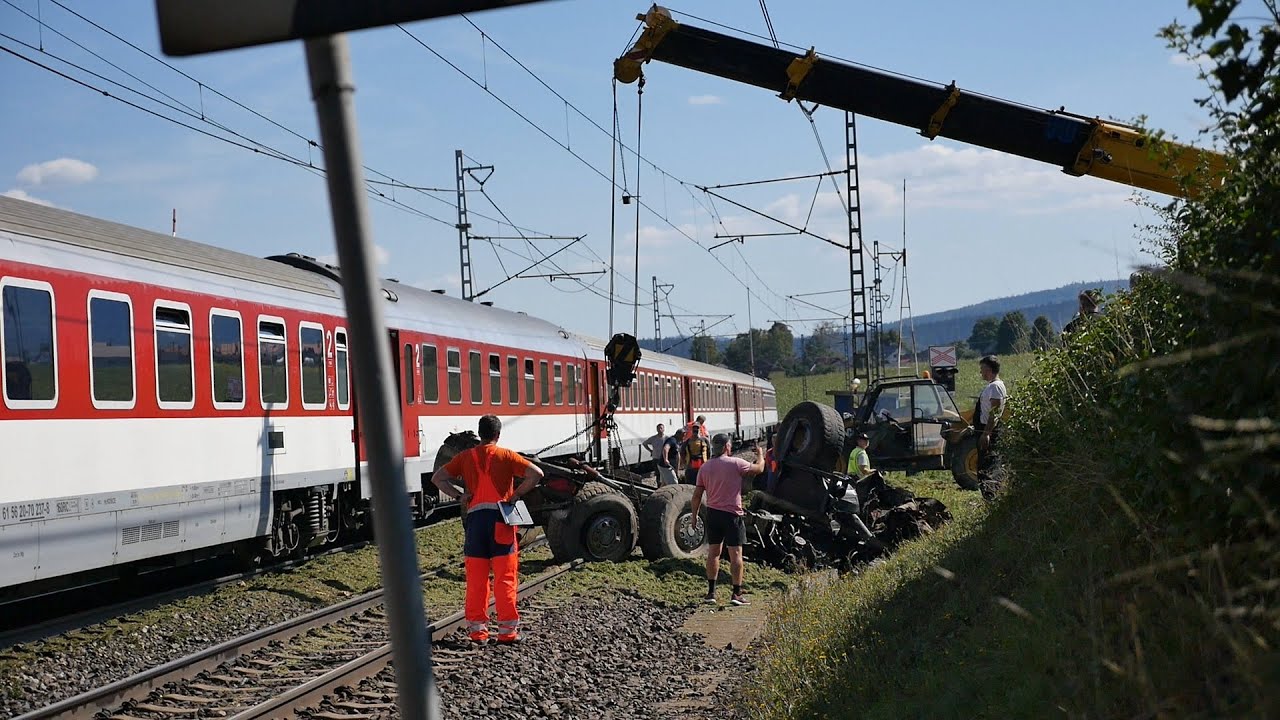 Nehoda vlaku 11.9.2021 - YouTube