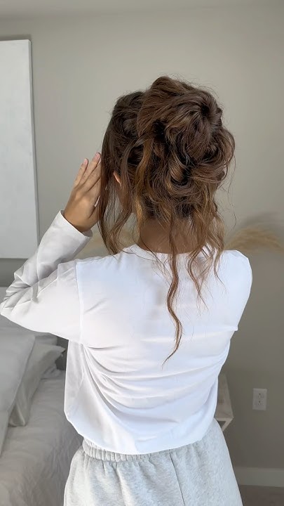 Easy messy bun tutorial - YouTube