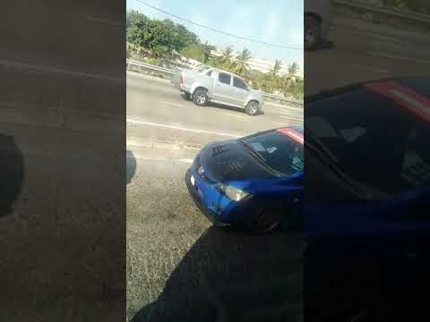 Beromen Dalam Kereta Jenis Honda