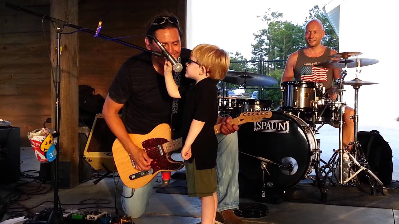 Jaydon sings in the band - YouTube