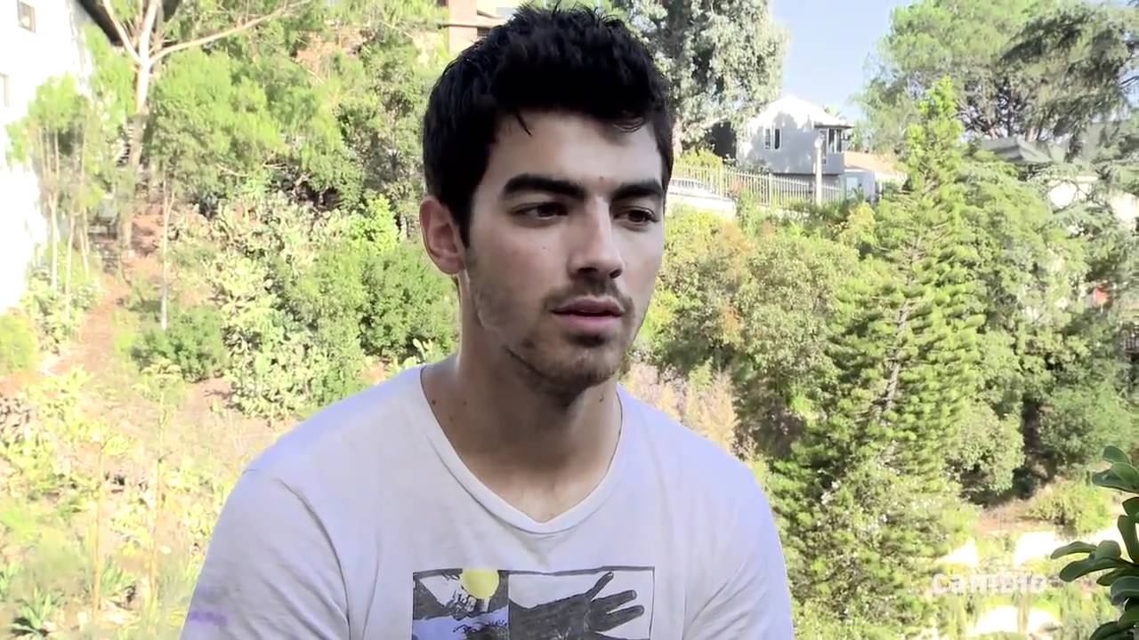 Joe Jonas talks about bullying. - YouTube