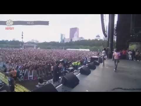 Migos in stage.. Mama tell me ---