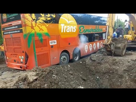 Sacando humo de las llantas bus de dos pisos - YouTube