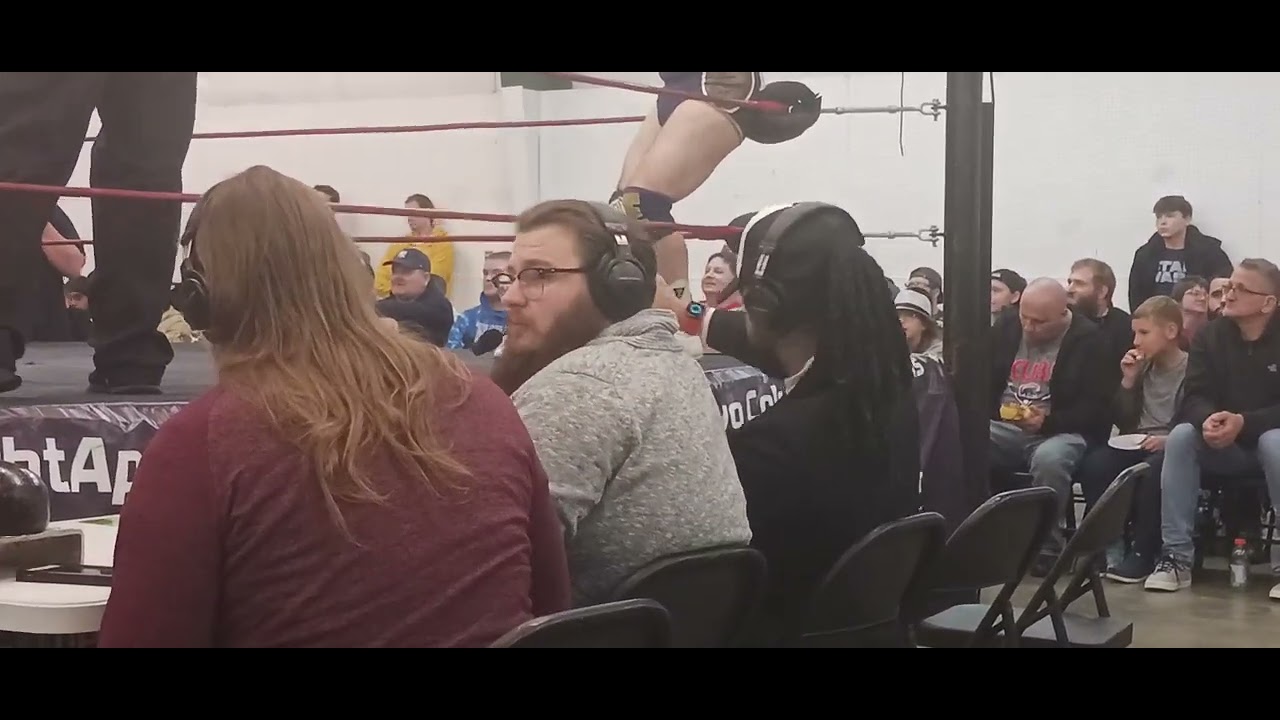 Emerge anounce crew dancing to Deonta Davis entrance. - YouTube