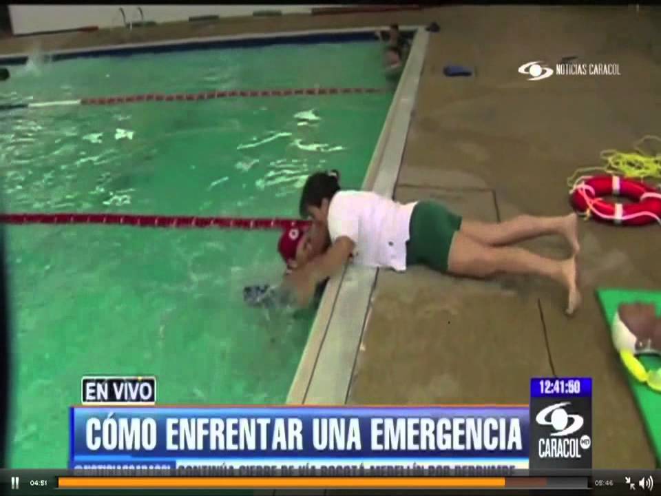Cómo socorrer adecuadamente a una persona que se esté ahogando - YouTube