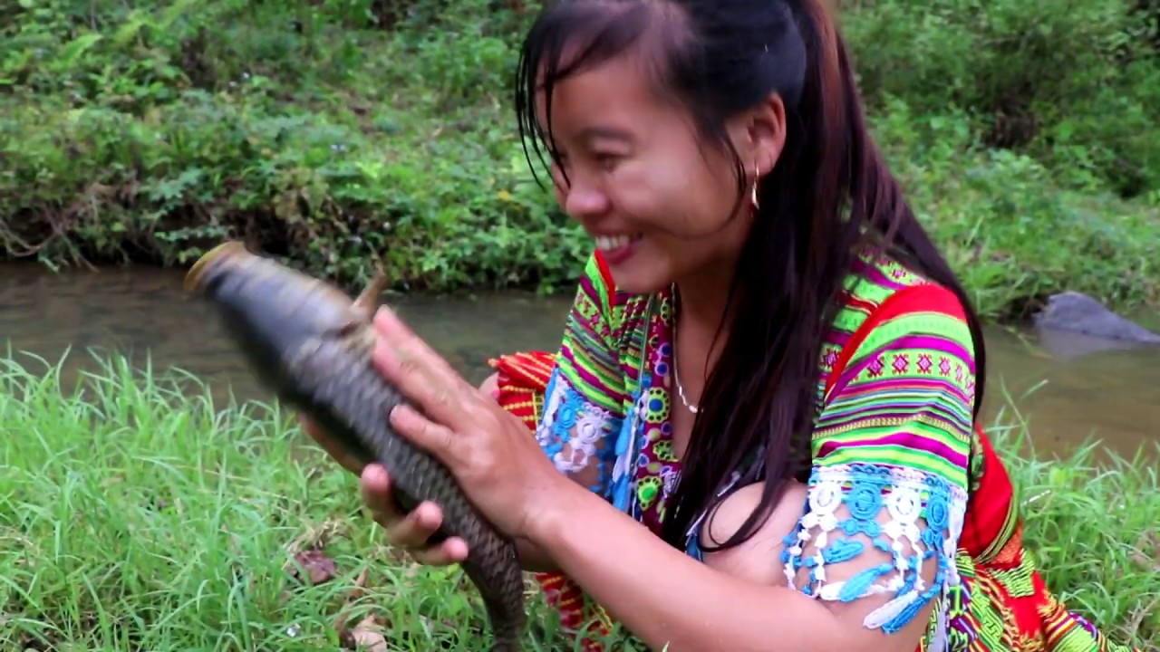 Survival Skills hmong - Build Fish Trap From Deep Hole Catch Big Fish ...