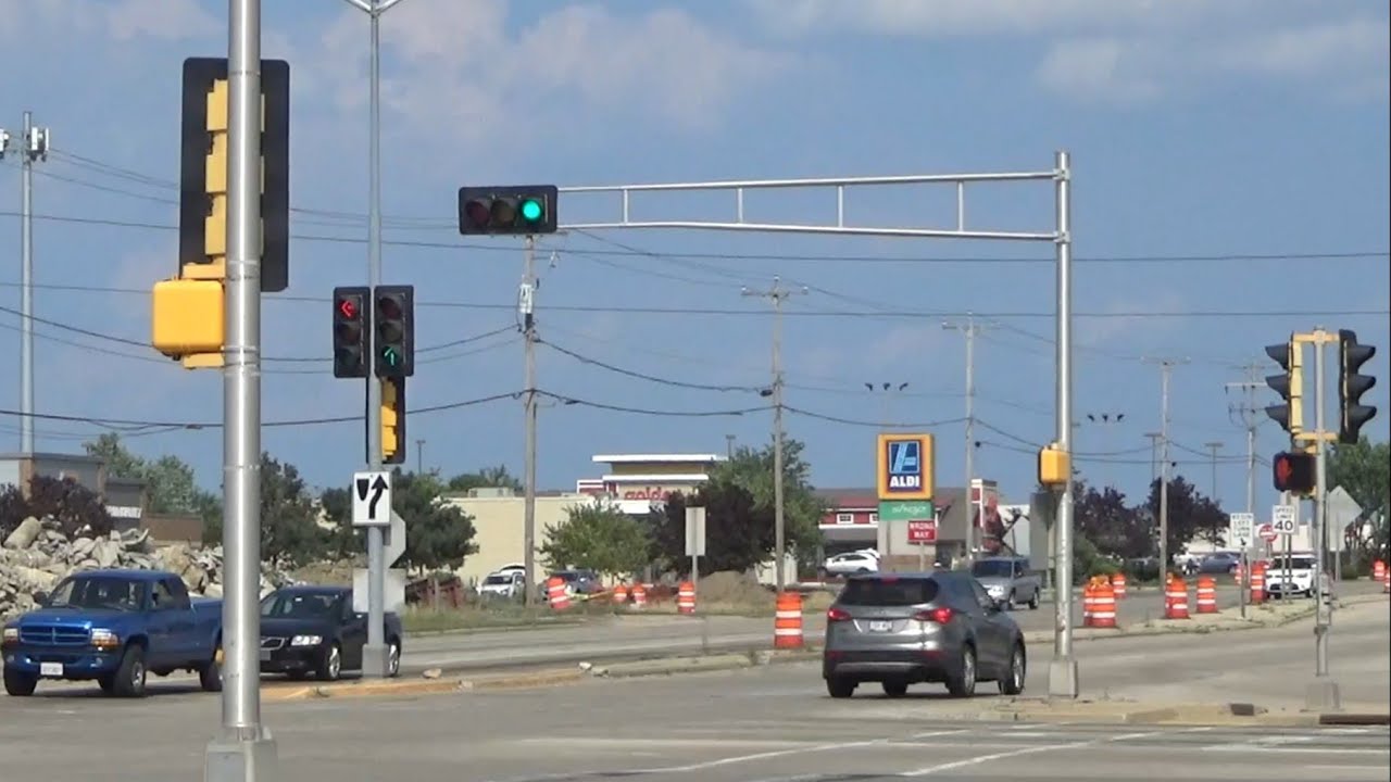 Wisconsin Peek Traffic Lights - YouTube