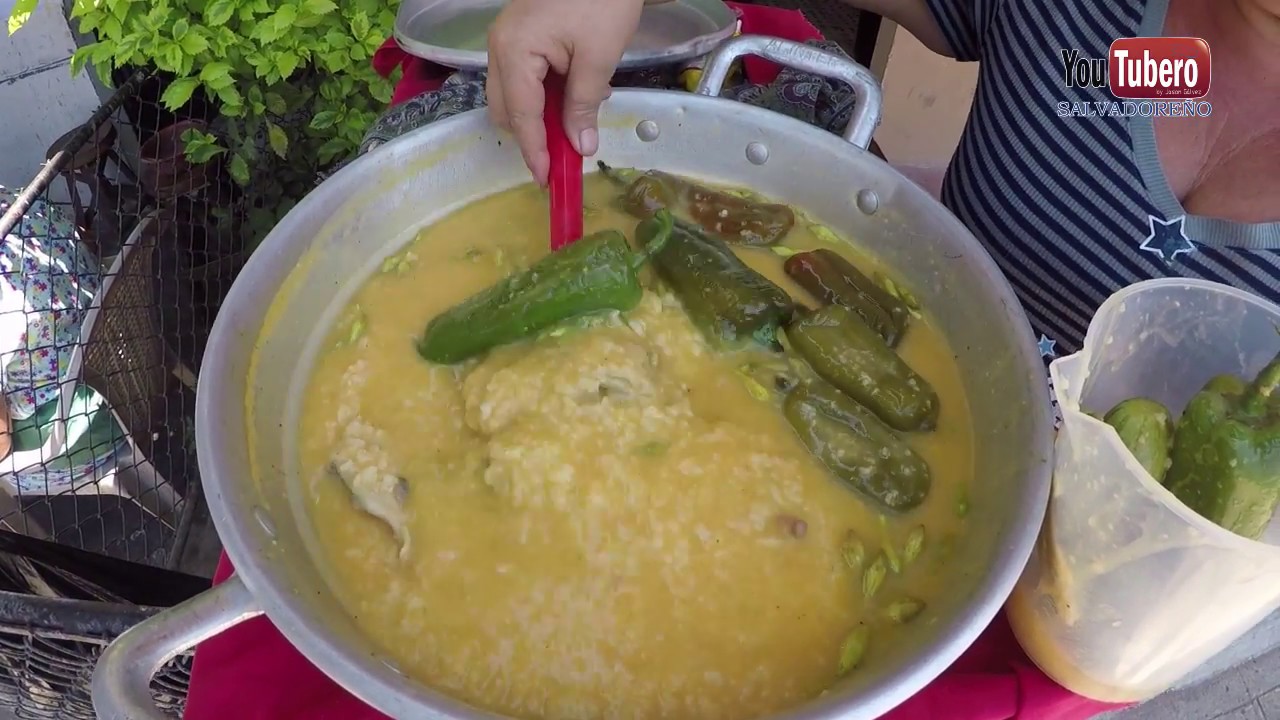 Comprando arroz aguado con gallina antes de cocinar los jutes en ...