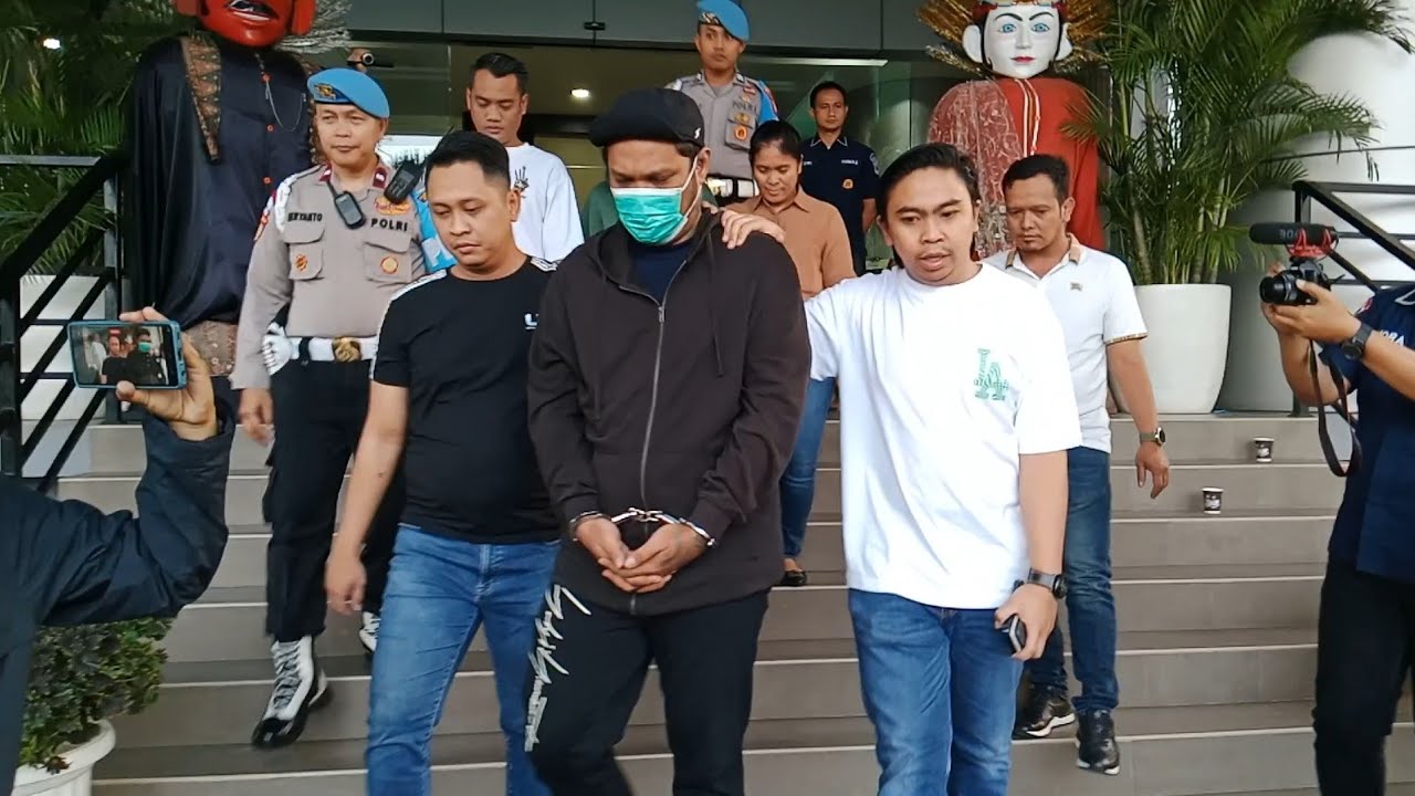 DENGAN TANGAN DI BORGOL, VIRGOUN DAN TEMAN WANITANYA JALANI PEMERIKSAAN ...