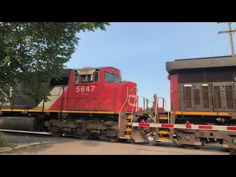 CN 2303 (ES44DC) & CN 5647 (SD75I) lead CN E280 south through Trenton, MI, 7/17/21 - YouTube