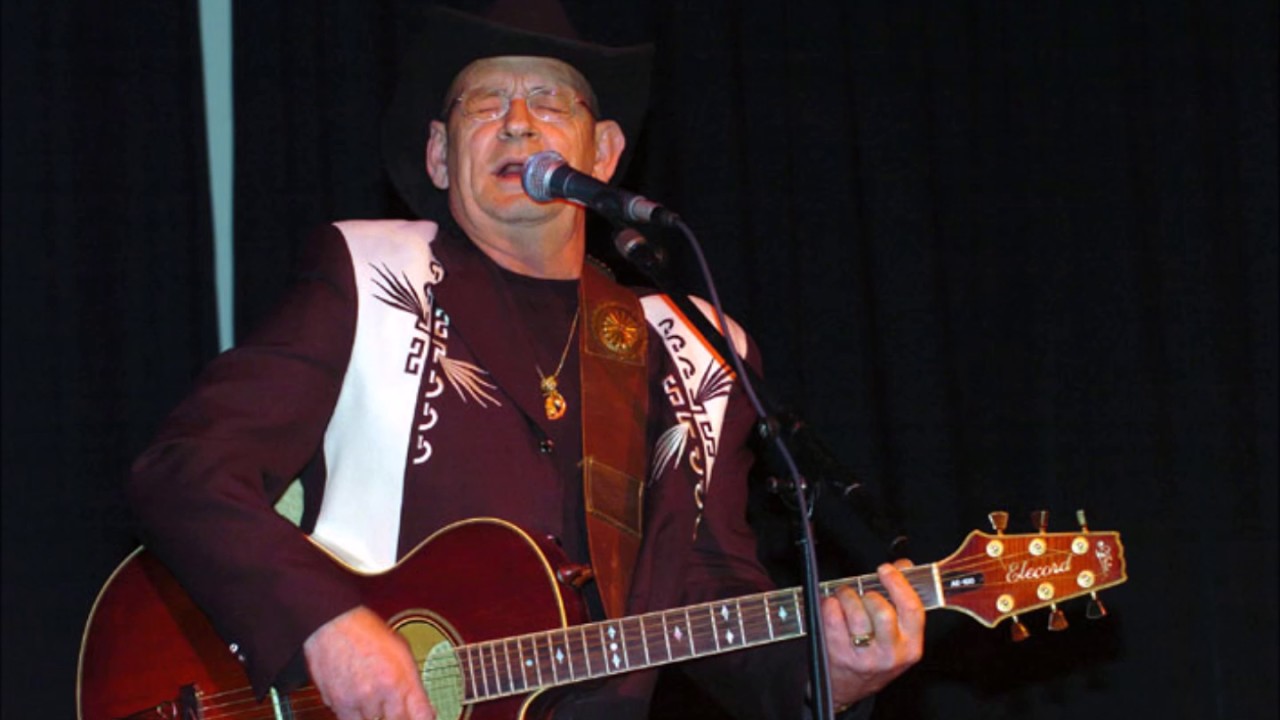 Country Duo Ted and Helen- Ted sings It's four in the Morning - YouTube