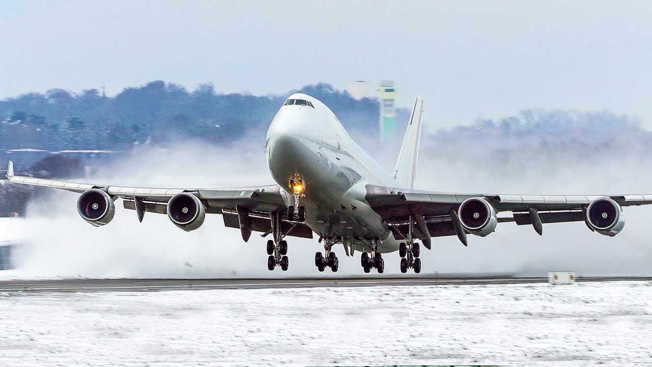 BOEING 747 watches another BOEING 747 LAND + B747 blowing up some snow ...