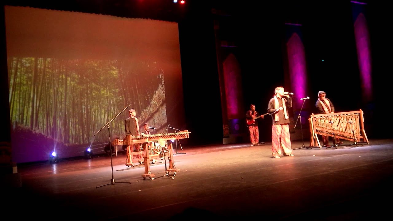 Indonesian Angklung performance - 135rb rhoma + angklung - YouTube