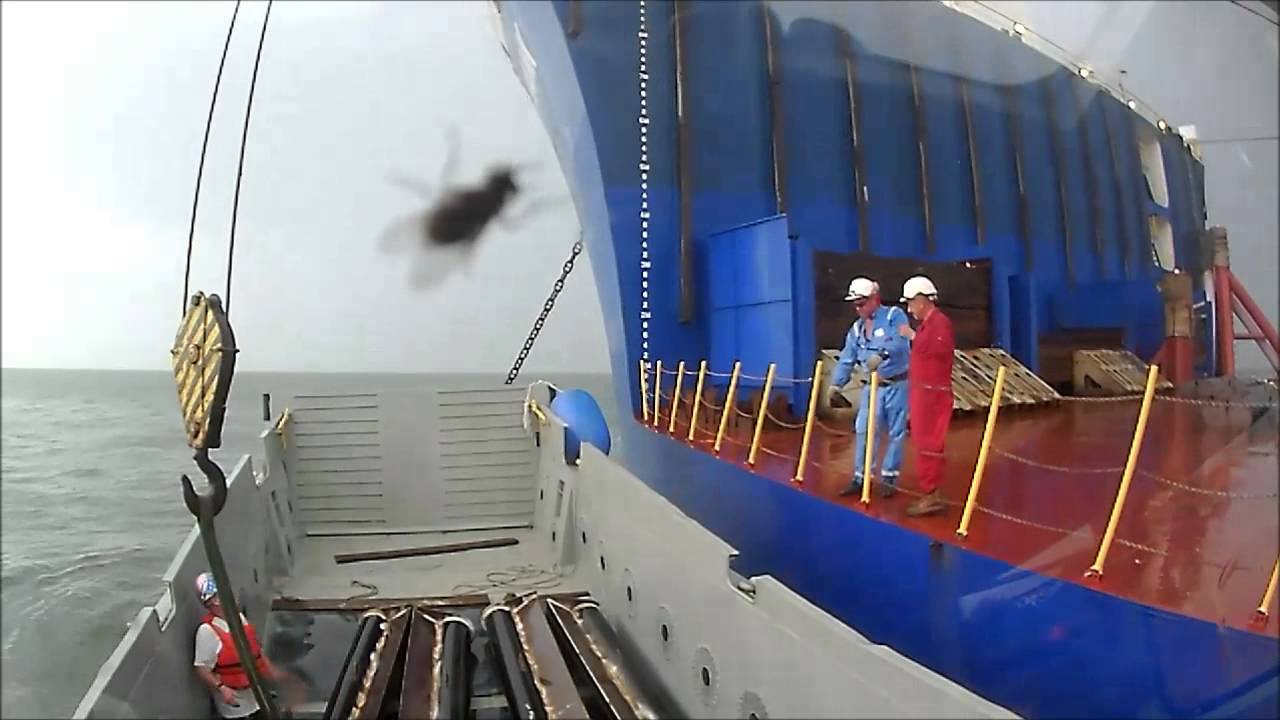 Last of the pipe chocks to the heavy lift ship "Hawk" - YouTube