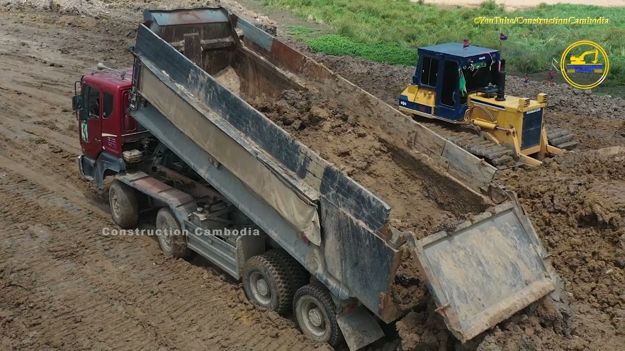 Bulldozer & Dump Trucks Working Moving Mud - YouTube
