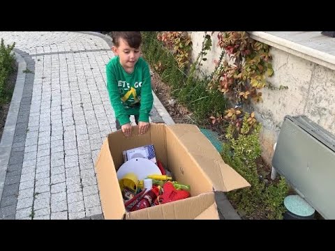 Yusuf bir koli dolusu kırık oyuncağı çöpe attı😢Ama içine sağlam olanlar da karışmış😱